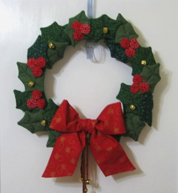 Quilted Holly Christmas Wreath - SewForum.com